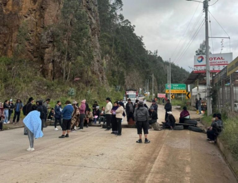 La vía Saraguro-Cuenca, bloqueada por la población indígena – HORA32